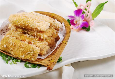 美味油炸点心配精致花卉摄影图 传统美食 餐饮美食 摄影图库 昵图网