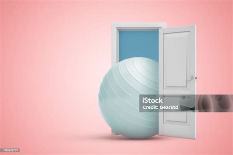분홍색 카피 스페이스 배경에 열린 문에서 나오는 큰 흰색 요가 공의 3d 렌더링 3차원 형태에 대한 스톡 사진 및 기타 이미지 3차원 형태 개념 건강한 생활방식