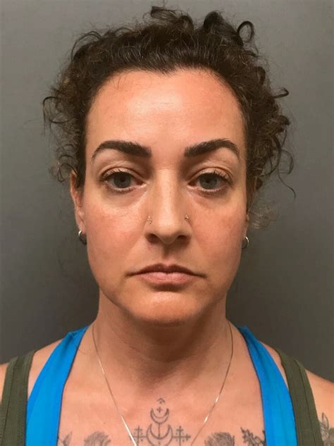 Професорка по ликовно заврши во затвор откако фрлила око на ученик Мотика