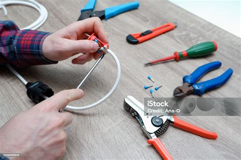 남성 전기 기술자가 전선의 플러그를 바꿉니다 전기 공구 작업 스트리퍼 크림프 스크루 드라이버 와이어 커터 전선을 연결하는 전기 기술자 가정용 시설에 대한 스톡 사진 및 기타