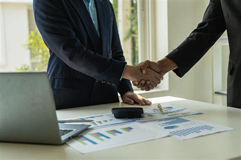 사업가가 파트너 인사 거래 합병 비즈니스 벤처 개념 투자 팀워크 및 성공적인 비즈니스와 악수합니다 원격 사진 2명에 대한 스톡 사진 및 기타 이미지 Istock