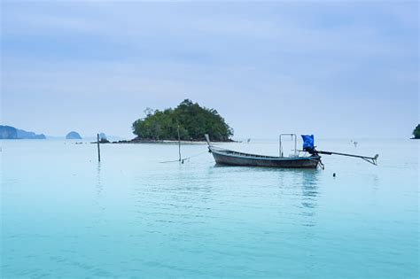 바다입니다 햇빛 반사 발리와 잔잔한 바다 위에 푸른 하늘에 아름 다운 흰 구름 고요한 바다는 진정 수 면의 조화 맑은 하늘 그리고 평온한 푸른 바다입니다 활기찬 바다