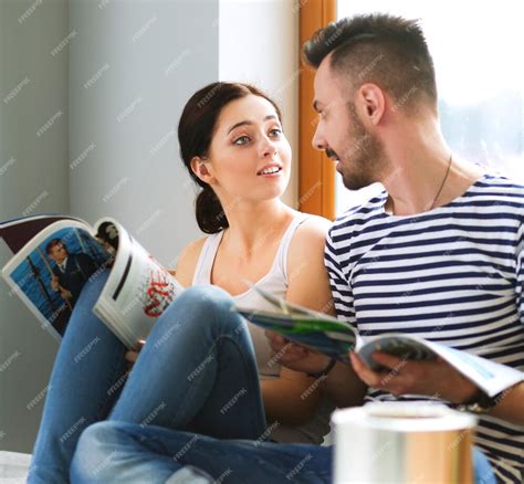 Premium Photo Young Happy Couple In Room With Moving Boxes At New Home