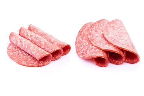 허브와 함께 흰색 배경에 고립 된 훈제 살라미 소시지 조각 0명에 대한 스톡 사진 및 기타 이미지 0명 건조한 고기 Istock