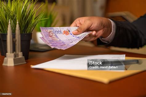 부패한 사업가 또는 Ceo 또는 정치인은 사무실 책상에 문서 또는 계약에 서명 한 후 뇌물 을 주는 손 화이트 칼라 범죄에 대한 스톡 사진 및 기타 이미지 Istock