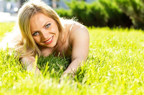 아름다운 어린 소녀는 하얀 꽃 사이의 개간장에 누워 있습니다 하얀 꽃 카모마일 하얀 드레스를 입은 머리카락을 가진 소녀 건강관리와 의술에 대한 스톡 사진 및 기타 이미지