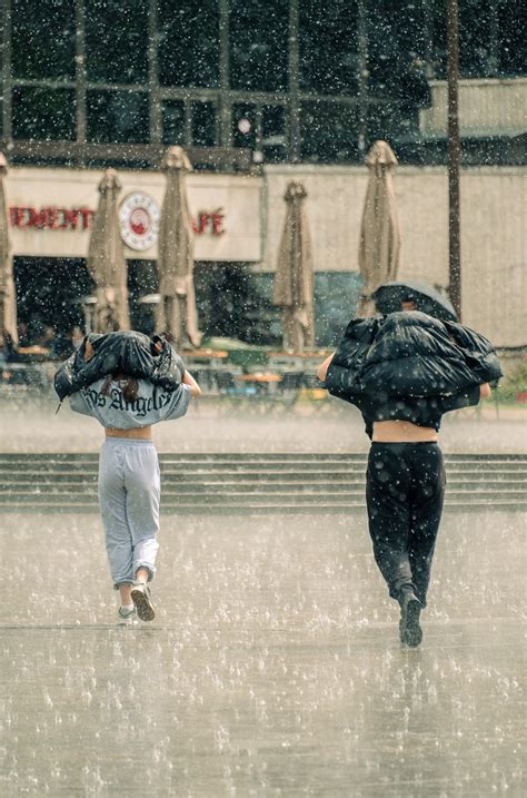 Витоша булевард София Не е готино да се хранят гълъби на Витошка