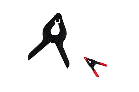 스프링 스틸 클램프 는 아무것도 클램핑에 사용되고 흰색 배경에 고립 된 클램핑 배경에 플라스틱 스프링 클램프가 부족합니다 가정