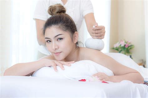 Wanita Cantik Dan Sehat Menikmati Selama Pijat Punggung Di Salon Spa ...