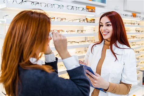 중년 여성 판매자와 고객이 현대 광학 매장에서 새로운 안경을 선택합니다 쇼핑 컨셉 검안에 대한 스톡 사진 및 기타 이미지 검안 시력 고객 Istock