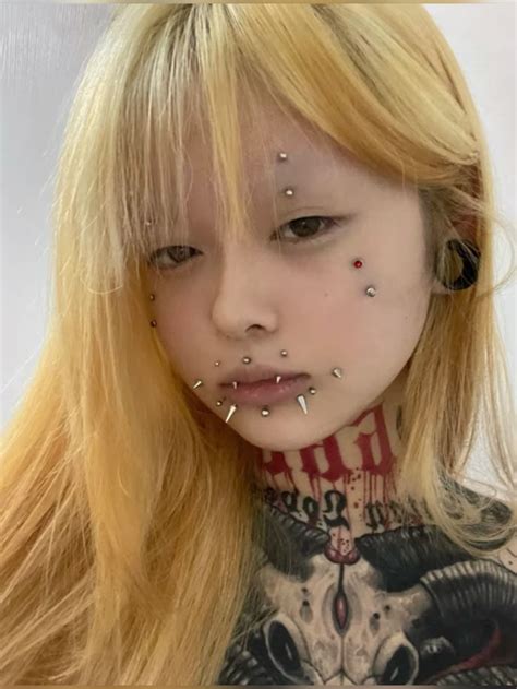 Xiaohongshu Id 1065424747 Emo Girl Aesthetic Goth Gothic Alt Alternative Dark Piercings