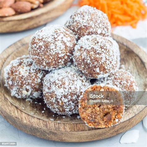 당근 견과 날짜 및 나무 접시에 코코넛 플레이크와 건강 한 수 제 Paleo 에너지 볼 사각 형식 당근에 대한 스톡 사진 및 기타 이미지 Istock