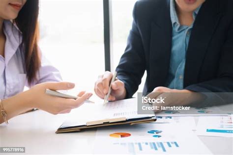 감독 하는 비즈니스 남자와 비서 사업 계획 및 컨설턴트 회사 연례 재정 보고서 대차 대조표 문 문서 그래프 작업 분석을 실행 감사 및 컨설턴트 개념에 대한 스톡 사진 및