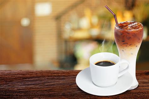 인테리어 커피 숍의 흐리게에 나무 테이블에 커피 컵 커피와 비즈니스 시간 커피 컬러 갈색 배경 제품 디스플레이 텍스트에 대 한