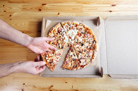 상자에서 조각 피자를 복용 한 사람들 음식의 빠른 납품입니다 패스트 푸드에 대 한 포장입니다 상위 뷰 8에 대한 스톡 사진 및 기타 이미지 Istock