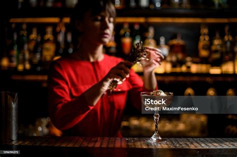 바 카운터에 얼음 큐브 스탠드와 알코올 음료의 아름다운 크리스탈 유리 가득 찬에 대한 스톡 사진 및 기타 이미지 가득 찬 각얼음 갈색 Istock