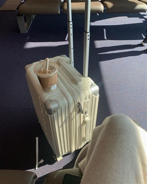 수 빈 공항에서 환전하고 로밍하고 둘이 공병에 로션 옮겨담으며 우당탕탕 떠나는 이번 여행 일 년만에 핫 아메리카노 먹겠다며 주문한 그녀는 뜨거운 음료 기내반입이