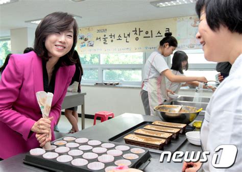 빵 만드는 조윤선 장관 뉴스1