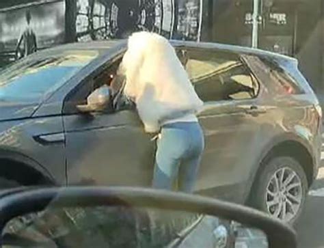 Tuča Devojaka Usred Saobraćaja U Beogradu Jedna Drugu Vuče Za Bundu Uvlači Je U Auto A Džip Kreće