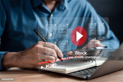 온라인 수업에서 문서 워크숍을 통한 E러닝 온라인 수업 인터넷 비디오 시청 비디오 자습서 및 온라인 세미나 회의 영화에 대한 스톡 사진 및 기타 이미지 Istock