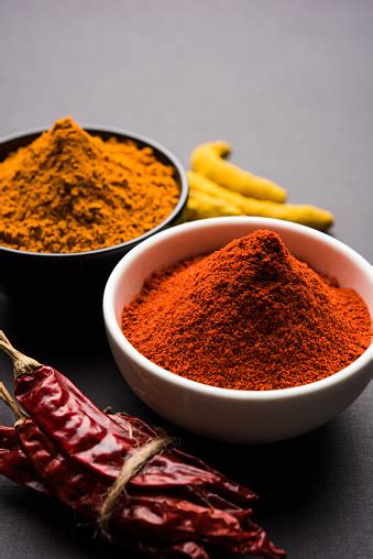 흰색 또는 검은색 배경에 세라믹 그릇에 심 황 및 빨간 고추 가루의 힙 강황에 대한 스톡 사진 및 기타 이미지 강황 건강한 식생활 건조한 Istock
