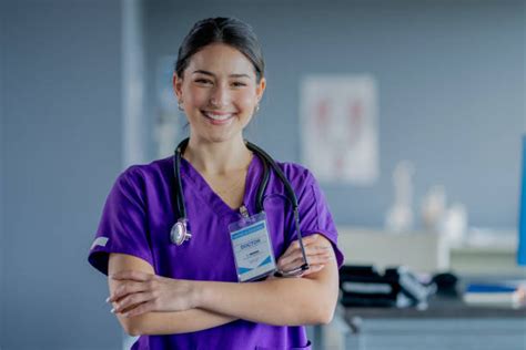 580 Nurse Purple Scrubs Fotografías De Stock Fotos E Imágenes Libres