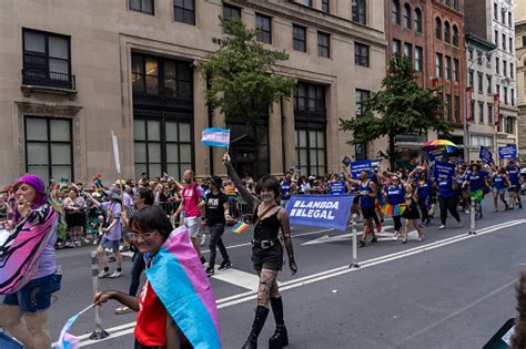 Nyc 프라이드 행진 Lgbtq 평등을 위한 프라이드 깃발과 배너를 들고 행진하는 활기찬 군중 2명에 대한 스톡 사진 및 기타