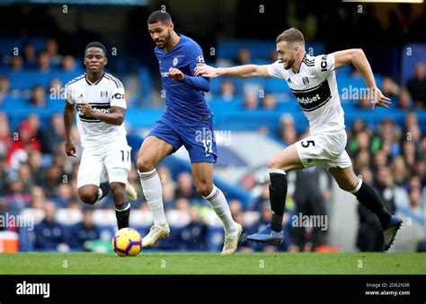 Chelseas Ruben Loftus Cheek Mitte Kämpft Mit Fulham Um Den Ball