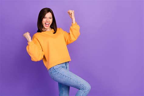 젊은이의 사진 예쁜 귀여움 화려한 여자가 스웨터를 입고 승리 감정을 보여주는 미친 주먹 빈 공간 프로모션 보라색 배경에 고립 된 20 24세에 대한 스톡 사진 및 기타
