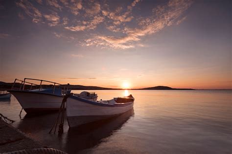 바다에서 두 전통적인 나무 낚시 보트입니다 항구에는 하루의 끝에 묶여 보트 낚시 흑해 해안 근처 일몰 0명에 대한 스톡 사진 및 기타 이미지 Istock