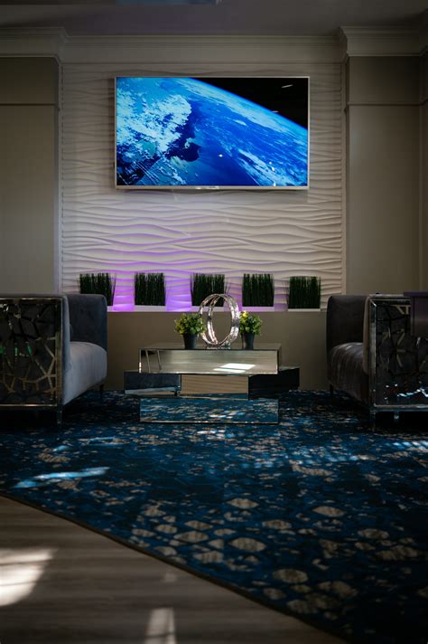 회색 소파 근처에서 켜진 검은색 평면 스크린 Tv 사진 Unsplash의 무료 실내 이미지