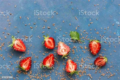 신선한 딸기 반쪽 파란색 배경에 강판 초콜릿 뿌려 보기 상위 공간을 복사 합니다 강판에 갈기에 대한 스톡 사진 및 기타 이미지 강판에 갈기 개체 그룹 건강한 생활방식