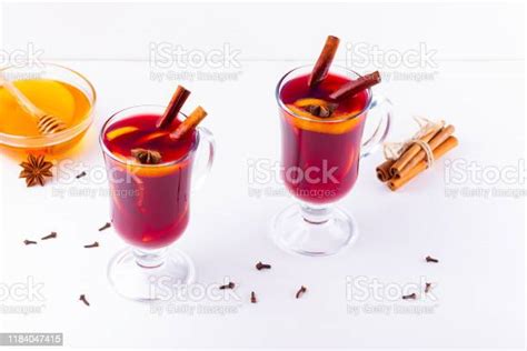 흰색 배경에 향신료와 꿀뜨거운 멀드 와인 의 유리 오렌지 아니스 계피를 곁들인 크리스마스 멀드 와인 겨울 크리스마스 음료 2잔 0명에 대한 스톡 사진 및 기타 이미지