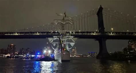 НОВА ТРАГЕДИЯ В САЩ Военен кораб се удари в Бруклинския мост в Ню Йорк двама души загинаха 17