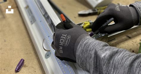 회색 운동복 바지와 검은 양말을 신은 사람 사진 Unsplash의 무료 노동자 이미지