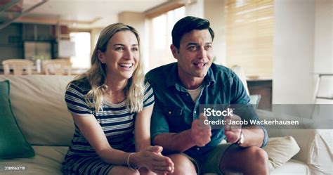 흥분 커플과 함께 게임과 Tv 거실 소파에서 가정 및 라이브 스트리밍 스포츠 경쟁 라운지 및 팬이 있는 시청 대기 및 팀 지원의 엔터테인먼트와 경기에서 동기 부여 2명에