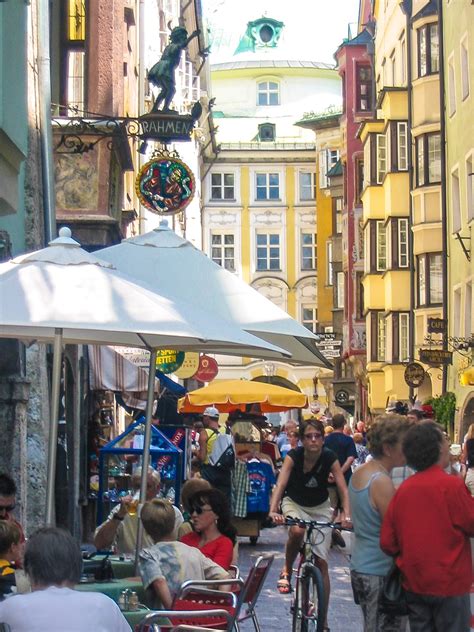 무료 이미지 화면 보행자 건축물 사람들 도로 거리 창문 도시 레스토랑 시티 집 관광객 인간의 바자 시장 쇼핑 공공 장소 오스트리아 하부