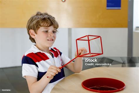 행복 한 아이 소년 재미 건물과 기하학적 그림을 만드는 학습 수학 및 기하학 박물관에 대한 스톡 사진 및 기타 이미지 박물관 아이 재미 Istock