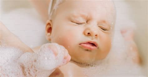 행복한 작은 아기가 화장실에서 수영하고 있습니다 거품이 있는 욕조에서 목욕하는 아기의 초상화 사진 Unsplash의 욕조 이미지