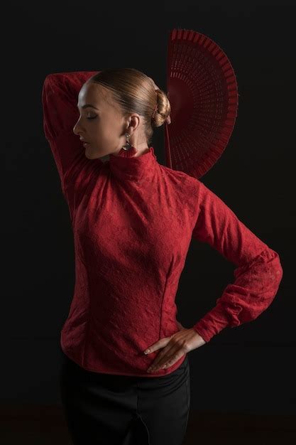 Femme Vue De Face Qui Pose En Studio Photo Gratuite