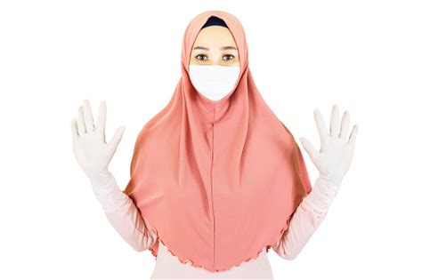 흰색 배경에 고립 된 바이러스의 발발 에서 의료 얼굴 마스크와 장갑을 입고 전통적인 드레스를 가진 젊은 무슬림 아시아 여성 건강