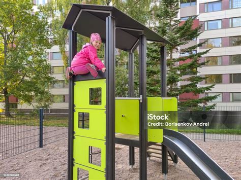 7歳の白人の女の子が遊び場で遊んでいます元気よく微笑む 1人のストックフォトや画像を多数ご用意 1人 6歳から7歳 よじ登る