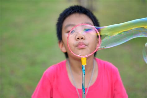 아시아 행복 작은 아이 불고 재생 비누 의 거품 지팡이 에 정원 2 3 살에 대한 스톡 사진 및 기타 이미지 2 3 살 건강한 생활방식 공원 Istock