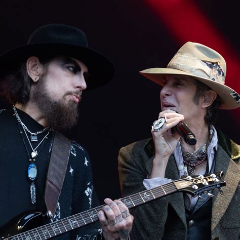 Perry Farrells Wife Defends Him After Dave Navarro Altercation