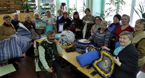 Була б моя бабуся русні я не боюся літні пані з Полтави сплели понад тисячу маскувальних сіток