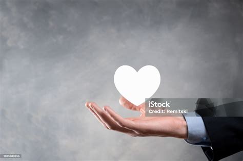 흰색 십자가 기호와 빨간 마음을 들고 손 세계지도 배경 건강 관리 건강 보험 자선 및 의학 개념 공간을 복사합니다 감정에 대한