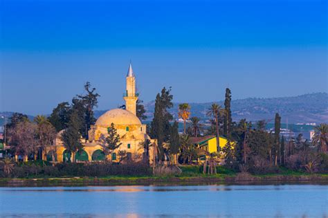 고 대 하 라 술탄 테 케 또는 이슬람 종교에 있는 움 하 람의 모스크는 무슬림 신사입니다 라 르 나카에 있는 솔트 레이크 사이 프 러 스 건축에 대한 스톡 사진 및 기타