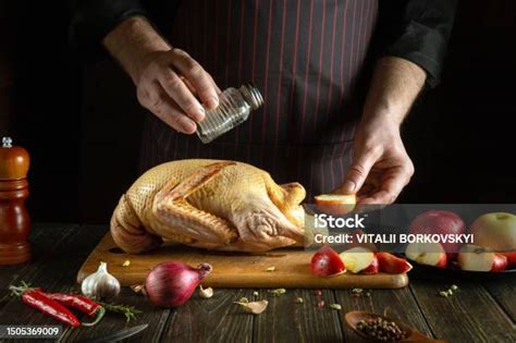 요리사는 굽기 전에 생 오리에 소금을 첨가합니다 요리사의 손에 의해 레스토랑 주방에서 국가 요리 또는 북경 오리 요리 건강한 생활방식에 대한 스톡 사진 및 기타 이미지