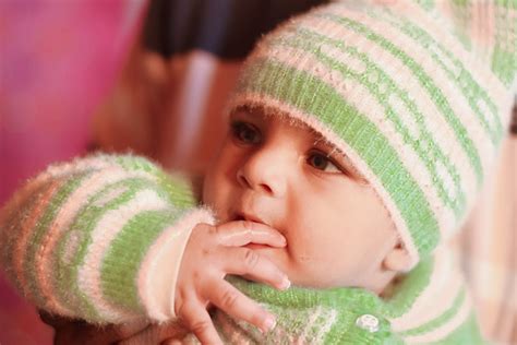 겨울 복장 겨울 옷 계절 의류 귀여운 귀여움 녹색 스웨터 녹색과 흰색 니트 니트 모자 달콤한 따뜻하게 옷을 입고 따뜻한 옷 모직 모자 모직 옷 보고