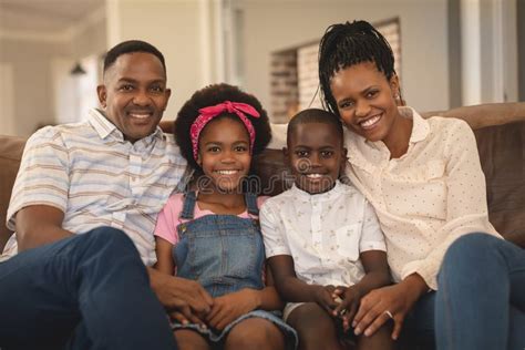 Famiglia Afroamericana Felice Che Si Siede Sul Sofà E Che Esamina